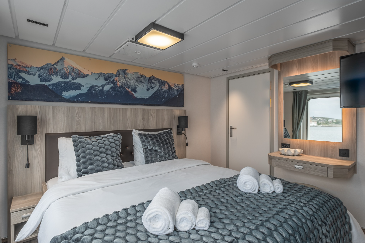 Nansen Explorer Yacht | Oxford Ski Company