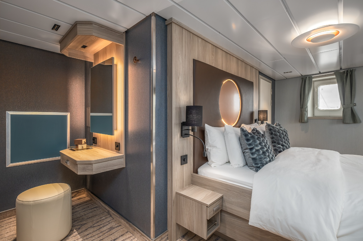 Nansen Explorer Yacht | Oxford Ski Company